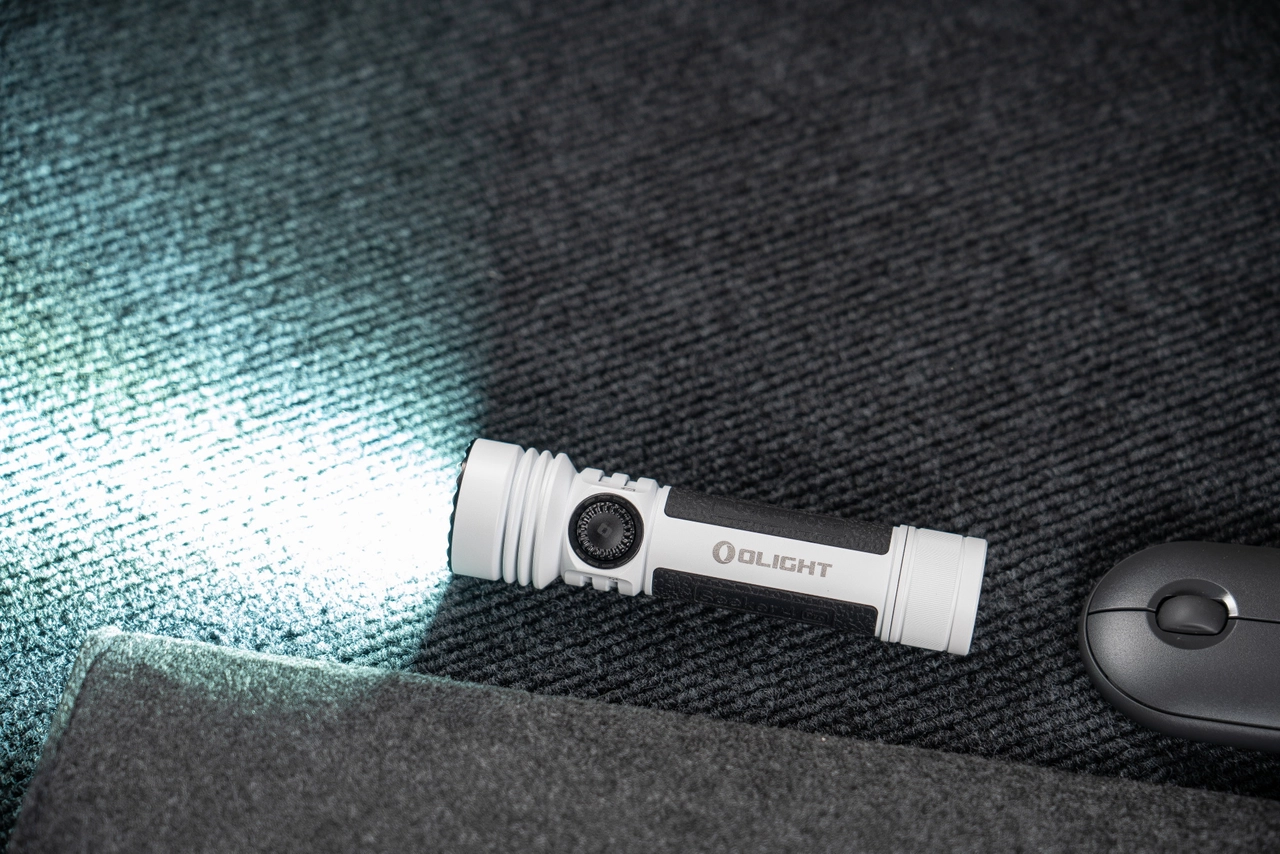 Seeker 4 Pro LED Torch 4600 Lumens USB -C Rechargeable - Olight UK