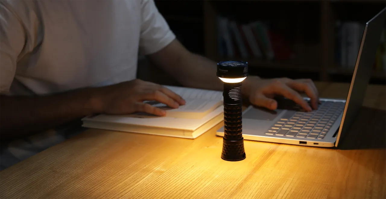 Prowess Multifunctional torch with dual-direction illumination - Olight UK